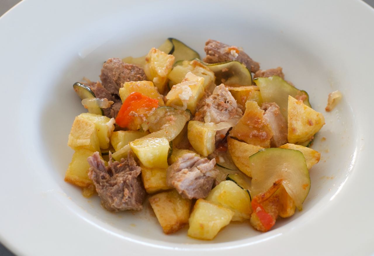 Carne de porco estufada com batata e “pickles” de curgete – Esterlinha