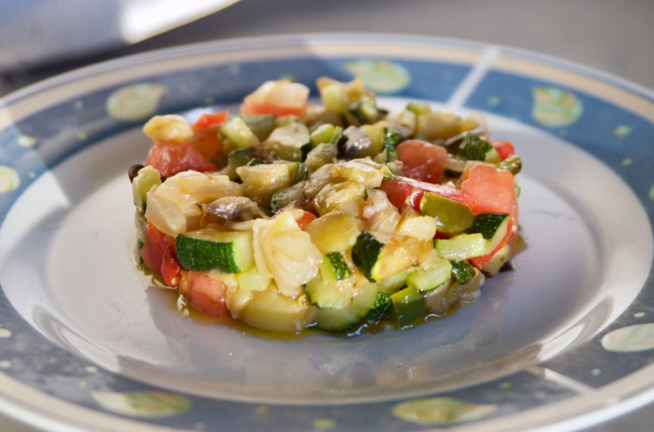 Salada de curgete, beringela, tomate – Esterlinha